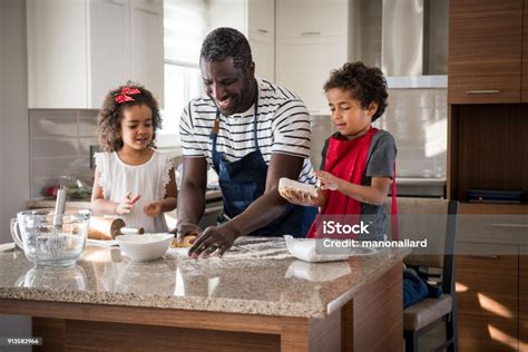 3 5 세의 그의 2 명의 아름 다운 혼합된 인종 아이 들과 함께 요리 하는 아이 티어 아버지 요리하기 음식 준비에 대한 스톡 사진 및 기타 이미지 Istock