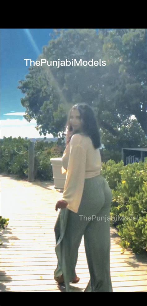 Aamber Dhaliwal Di Motti Tight Bund Thapadd Maar Maar Laal Karn Da