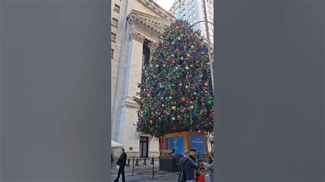세계 경제 중심지 뉴욕 맨해튼 월스트리트에 있는 뉴욕 증권 거래소에 와보니 산타 랠리의 시작을 알리는 대형 크리스마스 트리가 확실한 존재감을 뽐내고 있네요 뉴욕