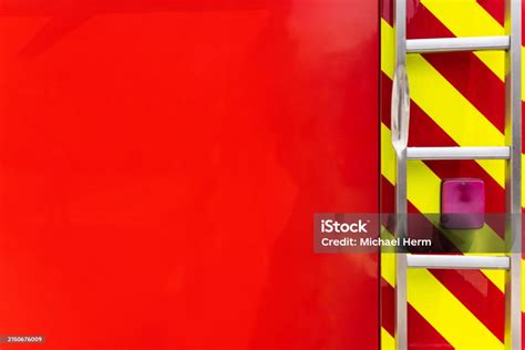 사다리가 있는 소방차의 정면 모습 경고 줄무늬 및 복사 공간을 위한 많은 빨간색 소방서 테마의 배경입니다 0명에 대한 스톡 사진