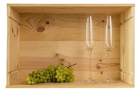 복사 공간이 있는 와인 병의 나무 상자에 샴페인과 흰 포도를 위한 와인 잔 2개 0명에 대한 스톡 사진 및 기타 이미지 0명