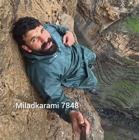 کوهنوردی که با حرکات خطرناکش در میان صخره‌ها پربازدید شد عکس