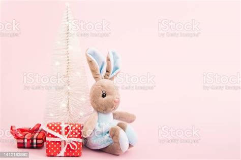 크리스마스와 새해 배너 선물 상자와 부드러운 봉제 토끼 아래 흰색 장난감 크리스마스 트리 핑크 배경에 복사 공간 텍스트 공간 12월에 대한 스톡 사진 및 기타 이미지