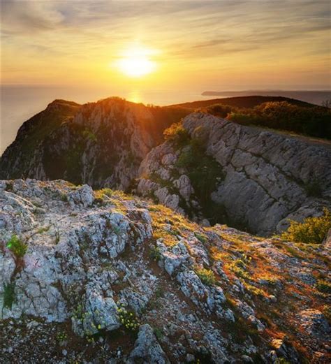 منظره زیبا صخره و کوه و دریا ترکیب طبیعت 1622074