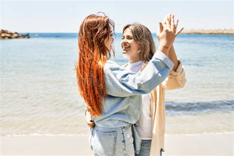 Pareja Joven Lesbiana De Dos Mujeres Enamoradas En La Playa Foto De