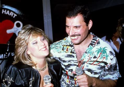 40 Candid Photographs Capture Best Moments Of Freddie Mercury Hanging