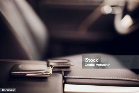 자동차 키를 전달 합니다 자동차 키 카메라 Copyspace 자동차 대리점 살롱 관리자 세일즈 맨 판매 구매 주는 소유자 직업 구매 차량 개념을 들고 자른 근접 촬영 자동차