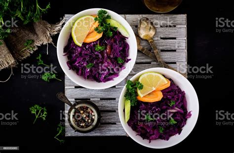 검은 배경에 흰색 그릇에 셀러리와 당근 조 림된 붉은 양배추 플랫이 하다 상위 뷰 고기에 대한 스톡 사진 및 기타 이미지 고기 딥 소스 레스토랑 Istock