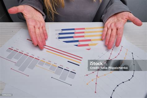 재무 그래프 통계 다이어그램 및 데이터 연례 프레젠테이션 인포그래픽 경제 보고서 회계 성장 분석 비즈니스 성공 분석 및 관리 투자 및 기술 개념에 대한 스톡 사진 및 기타