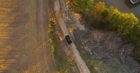 가을 경치 경치가 좋은 고요한 고요함 골든 아워 교통 굴곡 도로 그림 같은 나무 넓은 열린 공간 농업 농장 도로 농지 농촌의 드론 드론 영상