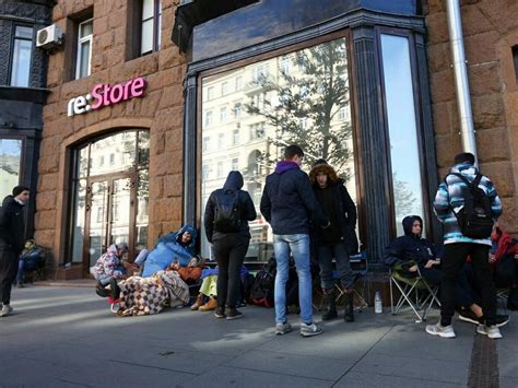 В Москве начали продавать места в очереди за новыми моделями iPhone 13