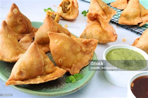 매운 감자 완두콩 고기로 채워진 튀긴 사모사 튀김 이미지 녹색 처트니 디핑 소스와 민트 잎 장식 높은 전망패턴 접시에 제공 사모사에 대한 스톡 사진 및 기타 이미지 Istock