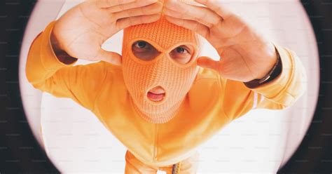 노란 셔츠를 입은 남자가 구멍을 통해 들여다보고 있습니다 사진 Unsplash의 유행 이미지