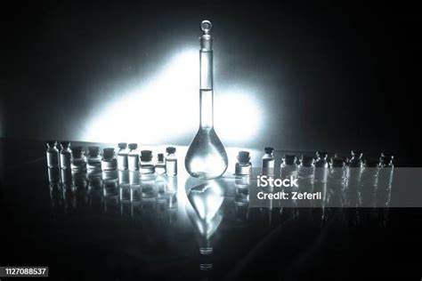 약국 및 화학 테마입니다 연구 실험실에서 유리 플라스 크 솔루션을 테스트 합니다 과학 및 의료 배경입니다 어두운 톤 배경에 실험실 테스트 튜브 Stem 주제에 대한 스톡