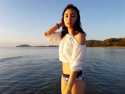 แฟนคลับเซ็ง ริกะ เมินถ่ายแฟชั่นชุดว่ายน้ำ