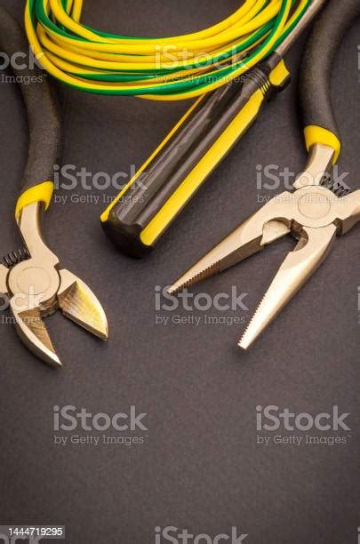 전원이 공급된 시스템 또는 통신을 수리하기 위한 검은색 배경에 전기 기사의 도구 및 와이어 0명에 대한 스톡 사진 및 기타
