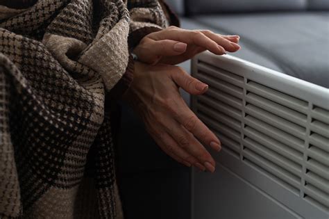 집에서 전기 히터 근처에서 손을 따뜻하게 하는 여자 근접 촬영 가을에 대한 스톡 사진 및 기타 이미지 가을 가정 생활