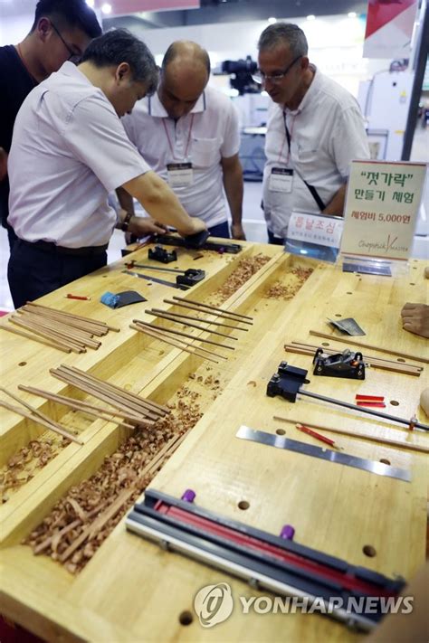 외국인들에게 생소한 젓가락 만들기 체험 연합뉴스