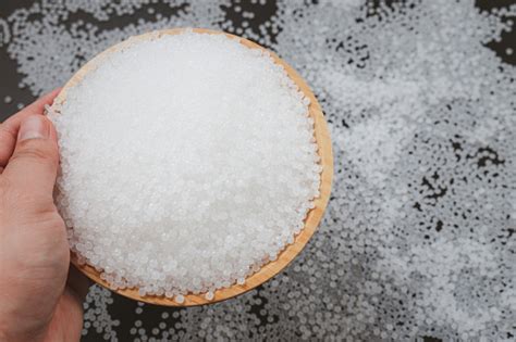 목재 배경에 흰색 플라스틱 구슬 폴리머 비드 또는 폴리머 수지 폴리머 팔레트 석유 화학 식물에서 제품 과립 폴리머 원형에 대한 스톡 사진 및 기타 이미지 Istock