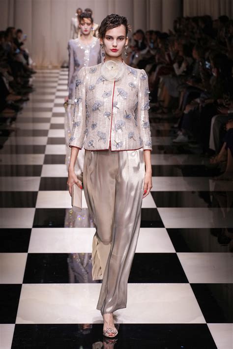 فساتين أم العروس ذات الألوان الكلاسيكية والمعاصرة مجلة هي