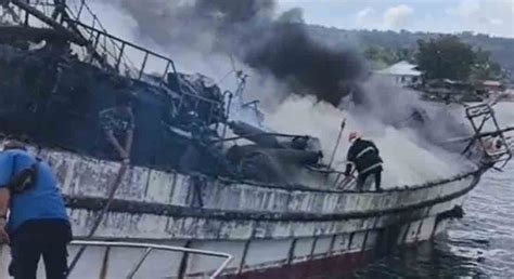 Kapal Karam Milik Perikanan Terbakar