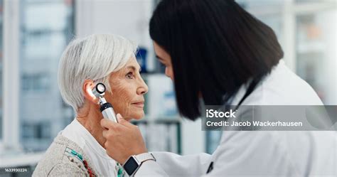노인 여성 의사 및 귀 청력 검사 및 검사 오디오 검사 또는 건강 관리 상담을 위한 검이경 이비인후과 이비인후과 및 병원의 건강을 위해 노인과 함께하는 의료 전문가 듣기에