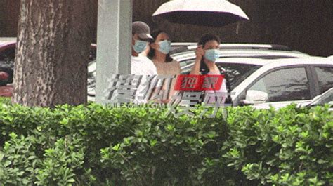 独家：蒲巴甲陪怀孕女友产检 女方皮肤白皙气质佳 搜狐大视野 搜狐新闻