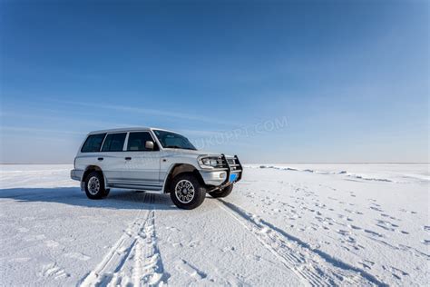 停留在雪地上的越野车摄影高清jpg格式图片下载 熊猫办公