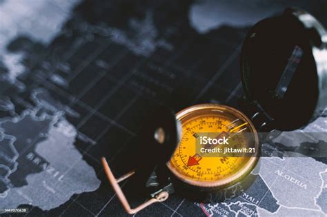 나침반이 있는 빈티지 세계 지도 지도에 나침반입니다 지형에 오리엔테이션을위한 관광 나침반 가리키기에 대한 스톡 사진 및 기타 이미지 Istock