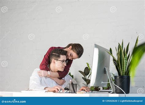 Mujer Joven Que Abraza A Su Novio De Detr S Foto De Archivo Imagen De Novia Joven