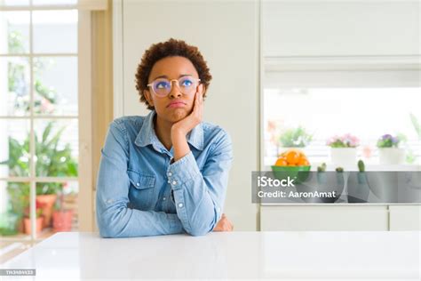 젊은 아름 다운 아프리카계 미국인 여자 안경을 쓰고 생각 피곤 하 고 교차 하는 팔과 우울증 문제에 지루해 게으름에 대한 스톡 사진 및 기타 이미지 Istock