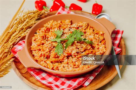 김치복금밥 한국식 김치볶음밥 잘게 썬 김치로 볶은 밥 쇠고기 돼지 고기 양파 파 및 기타 야채는 취향에 따라 추가 할 수