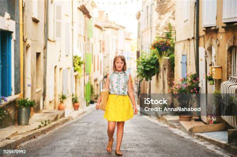 프로방스에서 여름 휴가 즐기는 달콤한 작은 소녀 Valensole 프랑스 알프 드오 트 프로방스 부서에서에서 찍은 이미지 가족에 대한 스톡 사진 및 기타 이미지 Istock