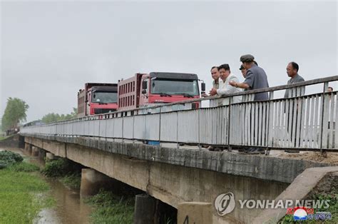 북한 김정은 태풍 피해지역 방문해 간부 질타…둔감하고 무책임 연합뉴스
