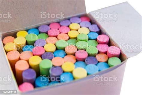 골 판지 상자 흰색 바탕에 백 묵의 상자에에서 다채로운 분필 가지 식물 부위에 대한 스톡 사진 및 기타 이미지 가지 식물 부위 개체 그룹 교육 Istock