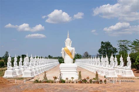 วัดพระพุทธบาทน้ำทิพย์ ที่เที่ยวสกลนคร สักการะ รอยพระพุทธบาท อันสมบูรณ์