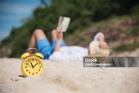 여름 시간 잘생긴 남자 해변에서 휴가 쾌활한 남자는 여름 해변에 누워 책을 읽고 밀짚 모자를 착용 열대 섬 해변에서 여름 라이프 스타일 야외 촬영에서 휴식을 취할 시간 벽