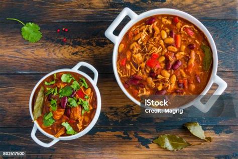 터키 고추 콩 토마토 피망 양파 마늘 백 리 향 계 피 초콜렛 신선한 실 란 트로 흰 그릇에 나무 테이블에 캐 서 롤과 조 림 고춧가루에 대한 스톡 사진 및 기타 이미지