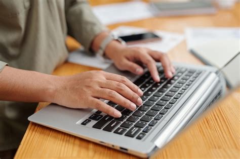 Premium Photo Selective Focus On Right Hand Of Female Employee And Keyboard Of Laptop