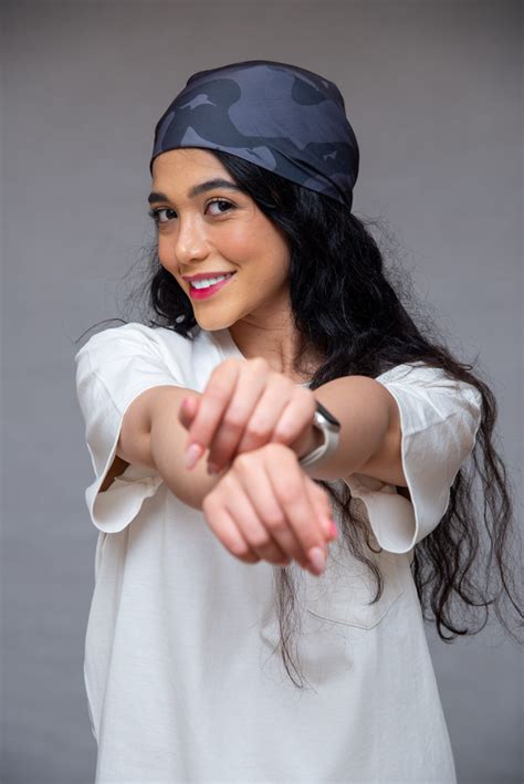 ژست عکاسی در آتلیه کادرو