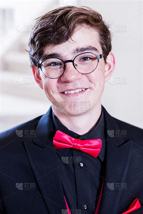 高中毕业舞会前穿着燕尾服的少年。