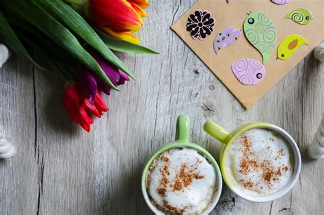 튤립에 커피 두 잔과 나무 어머니의 날 또는 국제 여성의 날에 대 한 초대장 엽서 크 래 프 트 종이 봉투에 종이 새를 봄 수 제 종이 접기 펀치 파스텔입니다 카푸치노입니다