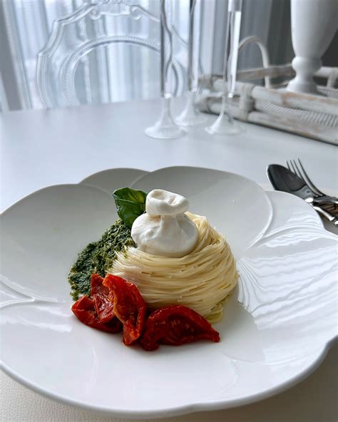 제오무드 카펠리니 파스타 카펠리니 삶아서 국수처럼 돌돌 말아 여자들이 좋아하는 조합으로 바질 페스토 썬드라이 토마토 부라타