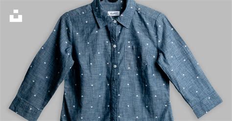 파란색과 흰색 체크 무늬 드레스 셔츠 사진 Unsplash의 무료 회색 이미지