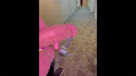公开裸体 露阴癖者在他的公寓大楼里划条纹 巨大的公鸡和肥硕的多汁球 Pornhub Gay