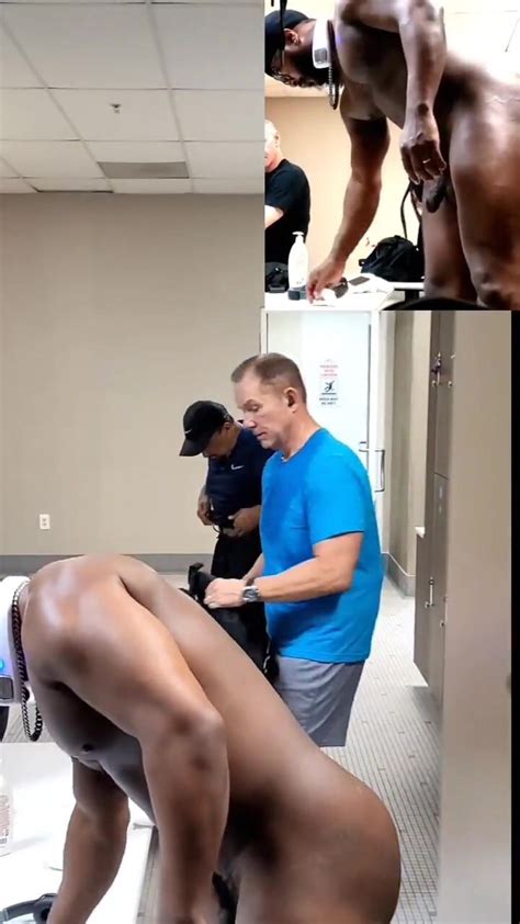 BIG Muscle Black Guy Showing Off His BBC In Gym Locker ThisVid En Anglais