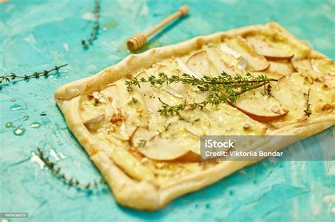 파란색 배경에 배 블루 치즈 꿀을 곁들인 수제 짭짤한 사각형 파이 햇빛 공간을 복사합니다 맛있는 구운 음식 고르곤촐라에 대한 스톡 사진 및 기타 이미지 Istock