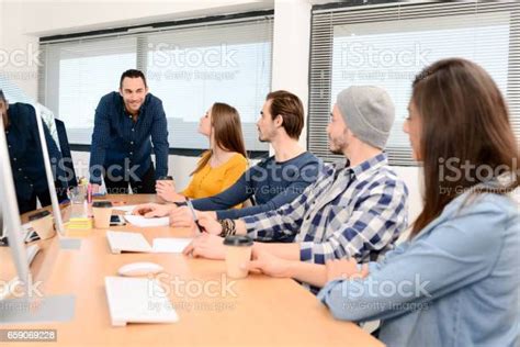 행에서 데스크톱 컴퓨터와 컴퓨터 학교 교실 학습 프로그램에서 선생님과 함께 다섯 젊은 이들이 학생의 그룹 Stem 주제에 대한 스톡 사진 및 기타 이미지 Istock