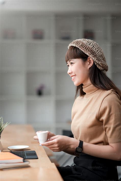 겨울 아침 창가에 앉아 커피를 마시는 아시아의 아름다운 여자 사진 Unsplash의 태국 이미지