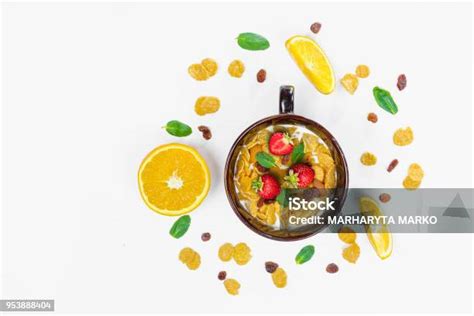 시리얼 아침 식사 콘플레이크 건포도 아몬드 민트 잎 오렌지 주스 딸기 평면도 흰색 배경 평평 하다 건강 하 고 적절 한 영양 Ditox의 개념 0명에 대한 스톡 사진 및